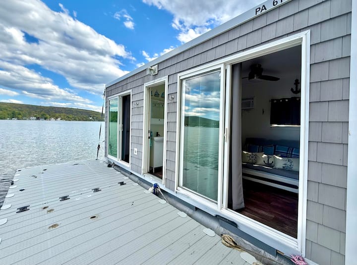 Greenwood Dockside Suites | Hot Tub Tiki Bar - Greenwood Lake, NY