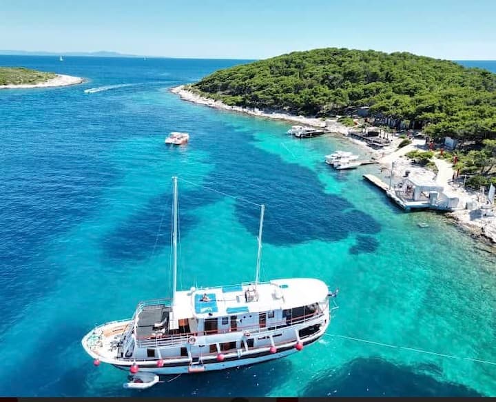 Party Izlet Brodom S Noćenjem U Gradu Hvaru. - Croatia