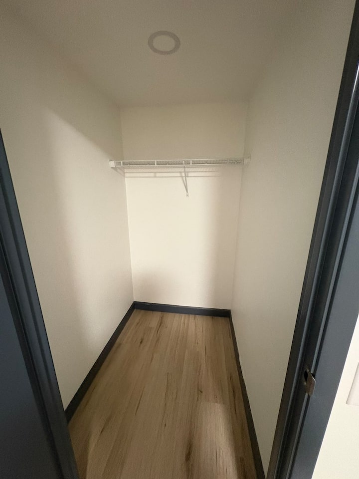 Modern 2bed/2bath W Balcony - Waterloo