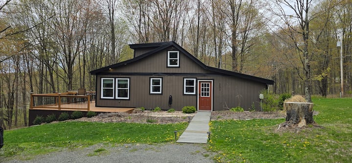The Cozy Cabin | 2br 1 Bath | Hot Tub - Montrose, PA