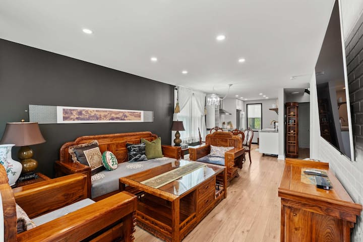 The Jade Loft Near Clifton Hill | Soaker Tub 3 Bed - Niagara Falls