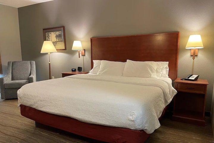 Southshore Hotel | King | Beach + Indoor Pool - Bemidji, MN