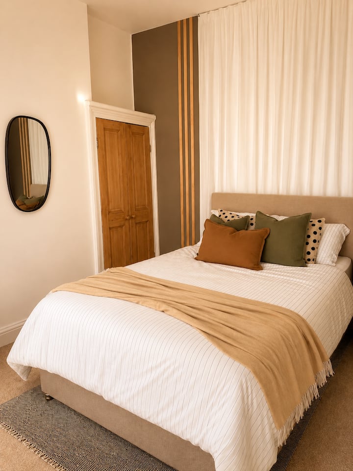 Modern 5br Newport Home | Sleeps 10 | Free Parking - Newport
