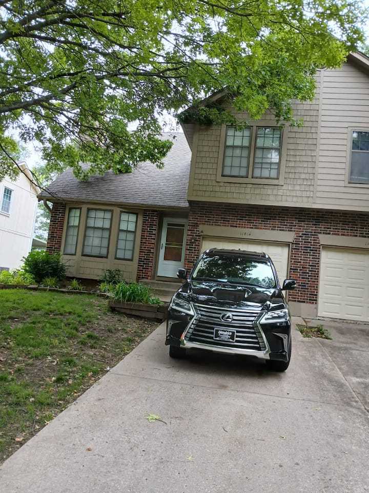 Luxury Home In The Midst Of Lively & Neat City. - Overland Park, KS