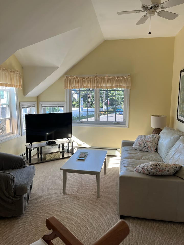 Upstairs Apartment With A View - Scarborough, ME
