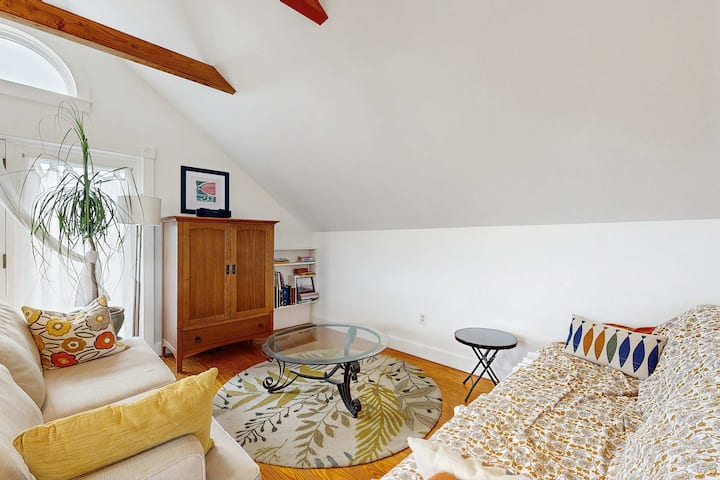 Charming Cottage Close To The Beach - Cape Cod, MA