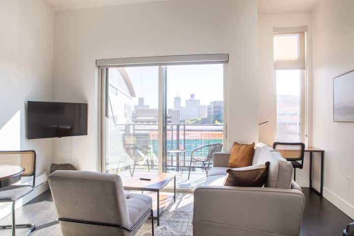 Modern Studio Apt With Rooftop, Gym, And Parking - Milwaukee, WI