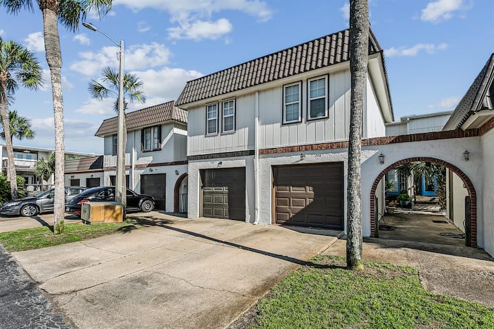 Relaxing 2 Bedroom 1.5 Bath Townhome A Short Walk - Gulf Breeze, FL