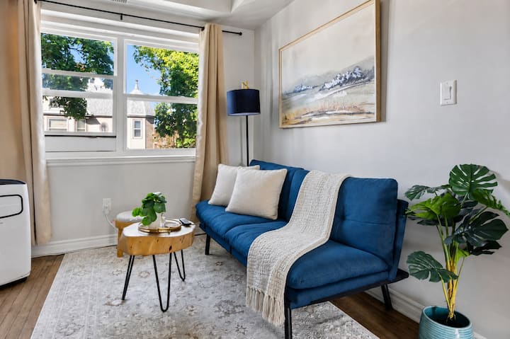 1br Suite W/ Office & Free Parking | Walkerville - Windsor, ON, Canada