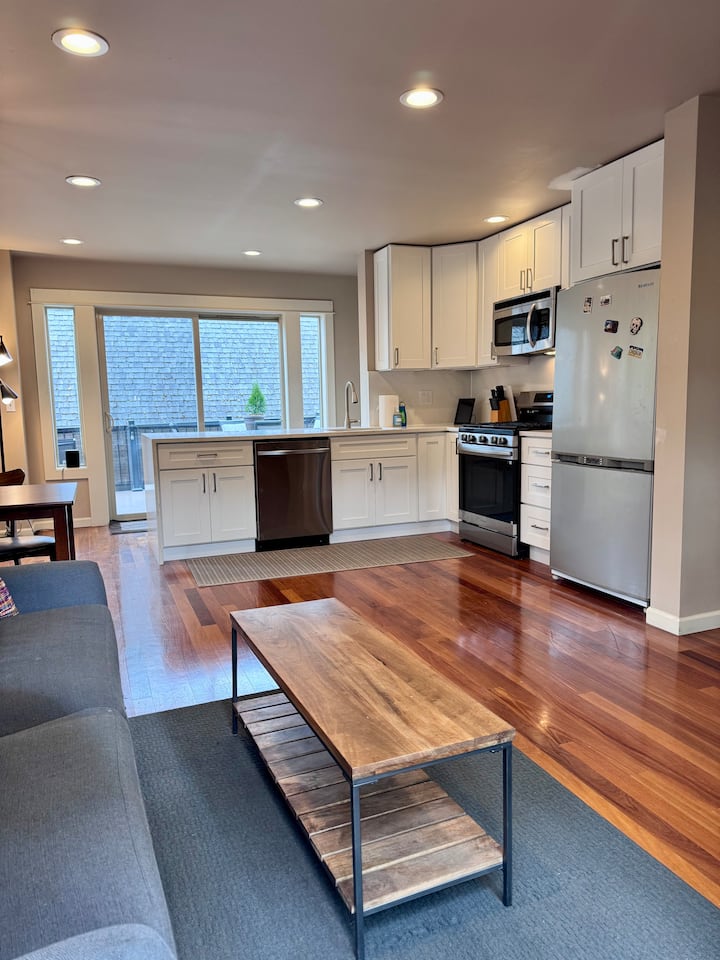 Close To Stadiums - Cozy 2br Home W Deck & Parking - Seattle, WA