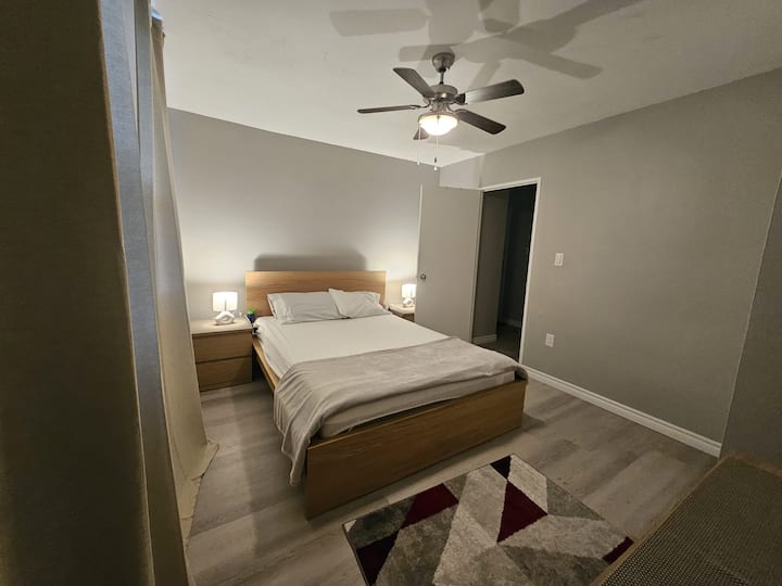 Cozy Private Room Near Downtown & Market - カナダ ハミルトン