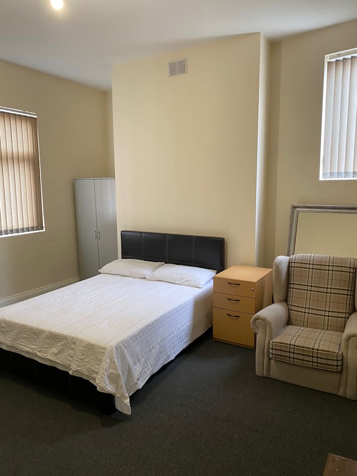 House Sleeps 16 With Parking - Bolton
