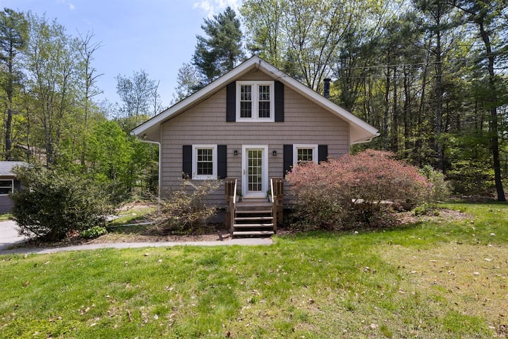 The Scallop Cottage | Near Cape Neddick Beach - York's Wild Kingdom, York