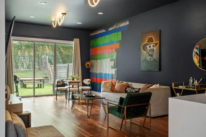 6br East Austin Complex - Sleeps 20 - Pet Friendly - Austin, TX
