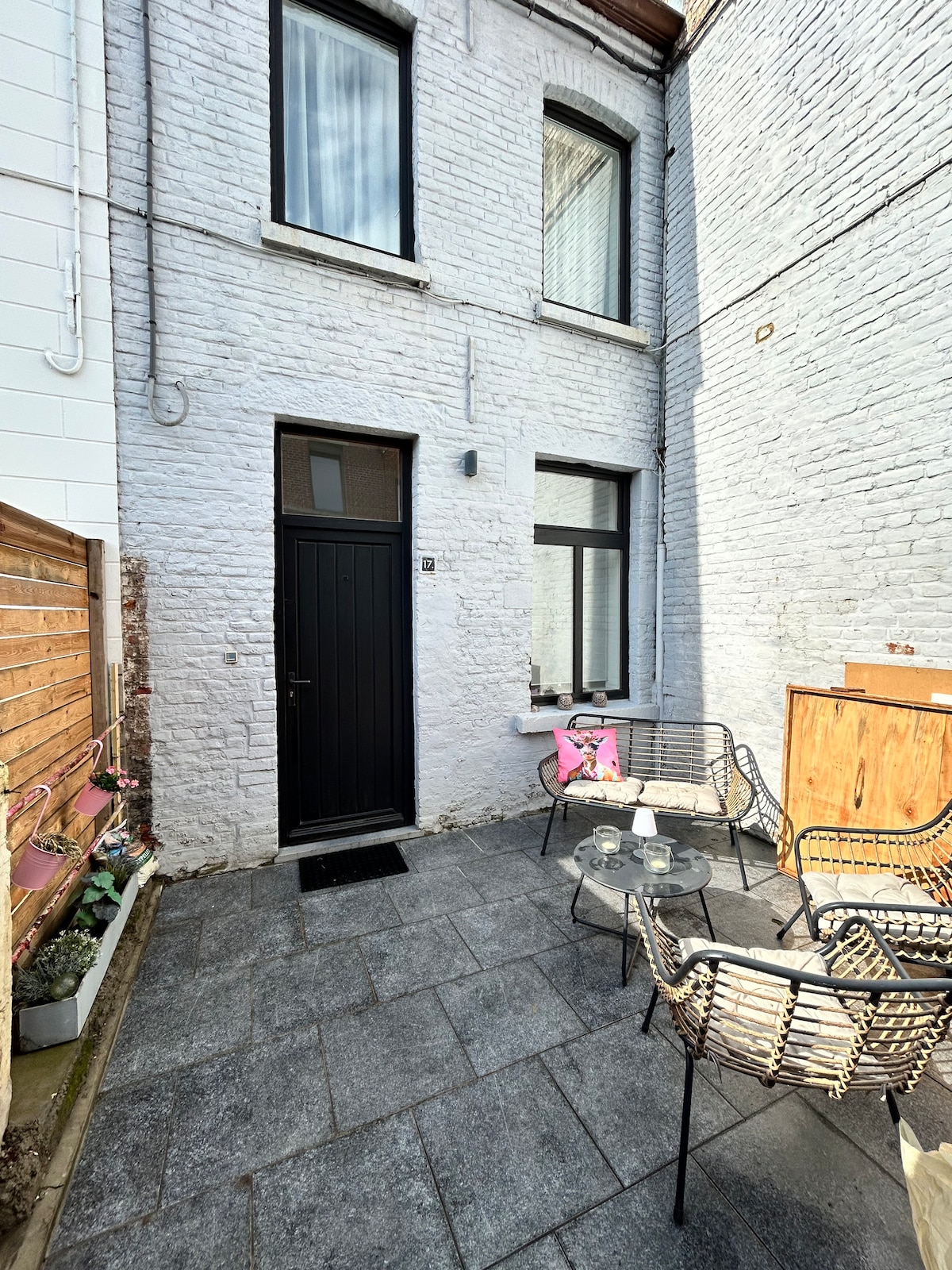 Nichée au cœur de Mons, c’est une maison atypique - Maisons à louer à ...
