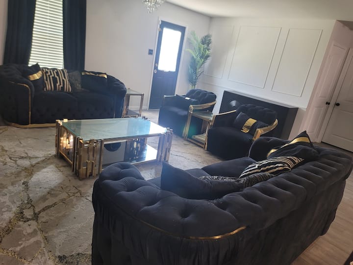 Cozy 5 Bed 3 Bath Home - Cleveland, TX