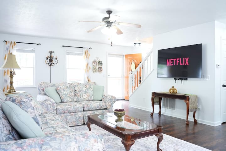Bright, Cozy Home Near Everything - Buford, GA