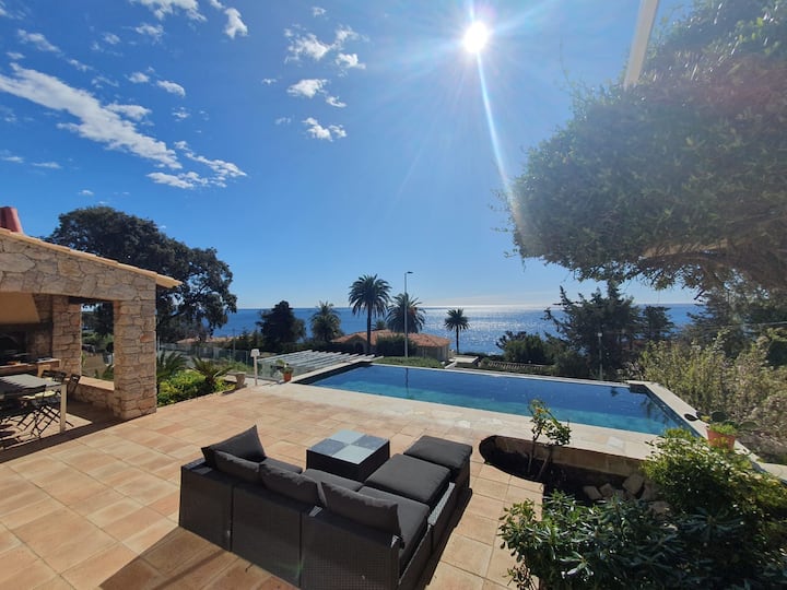 Decouvrez Cette Villa De Prestige Avec Une Vue Mer - Fréjus