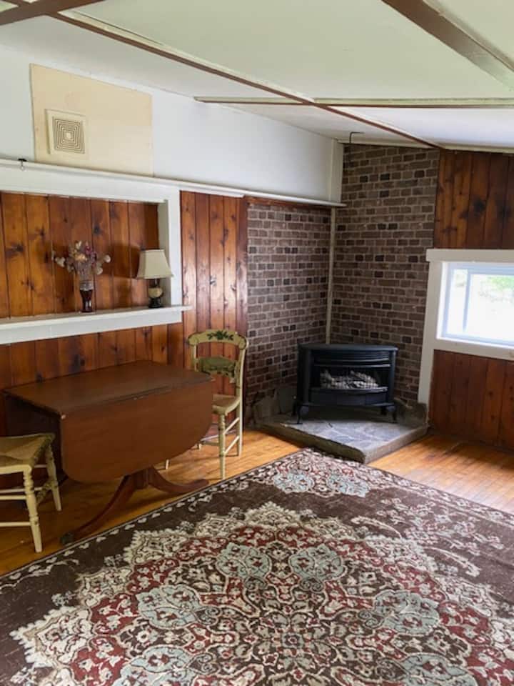 Farmhouse Quest Cottage - Lake Wallenpaupack, PA