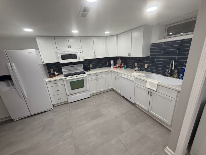 Cute, Adorable, Remodeled Home Awesome Workmanship - West Des Moines, IA