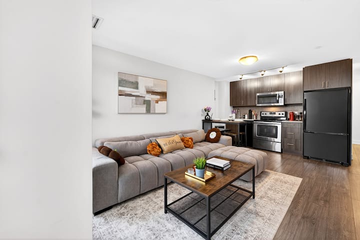 The Dundas Penthouse | Skyline Views + Parking - Toronto