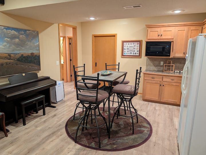 Spacious Guest Suite In Quiet Neighborhood - Olathe, KS