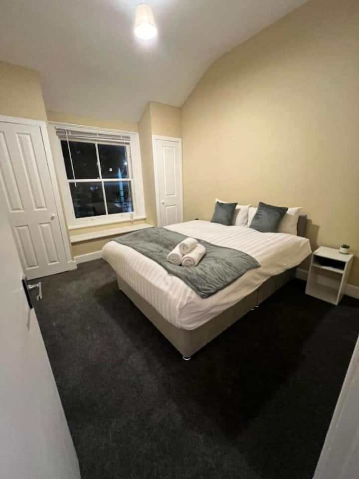 2 Bedroom Flat In Edinburgh - Leith