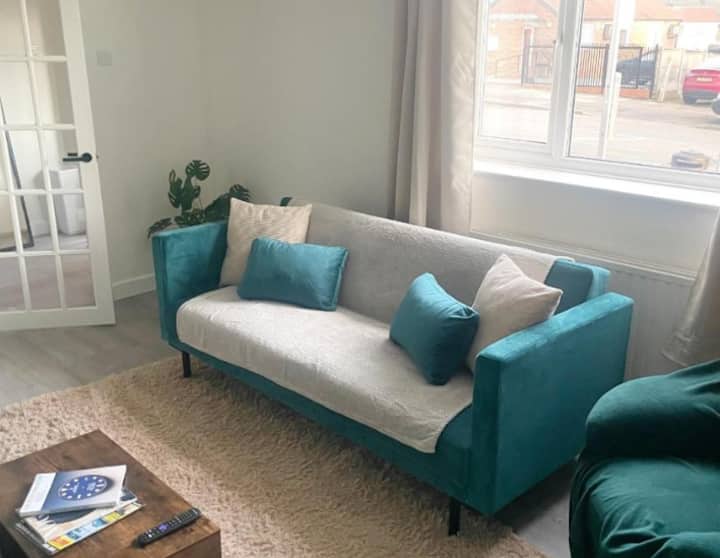 Your-home-from-home Business & Families. 6 Beds - Romford