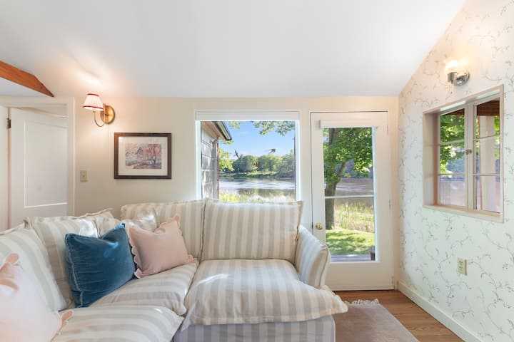 Charming Waterfront Cottage W/ Dock & River Views - Rock River, Dummerston