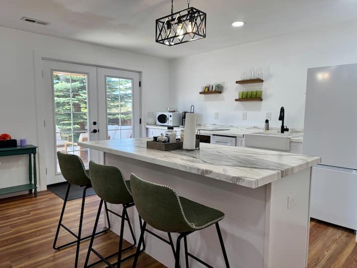 New Cozy Flat! Quiet Neighborhood, 28+ Days Only - Colorado Springs, CO