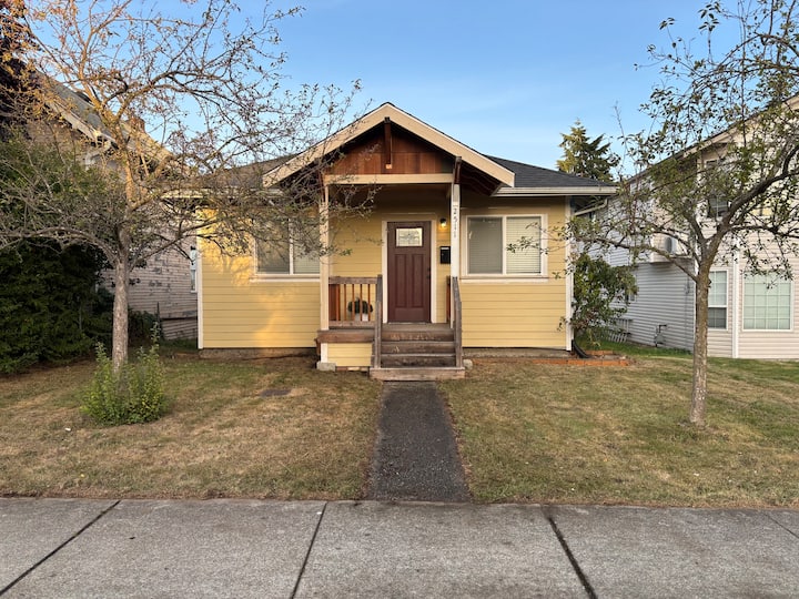 Private Top-floor 2br | Free Parking | Everett - Everett, WA