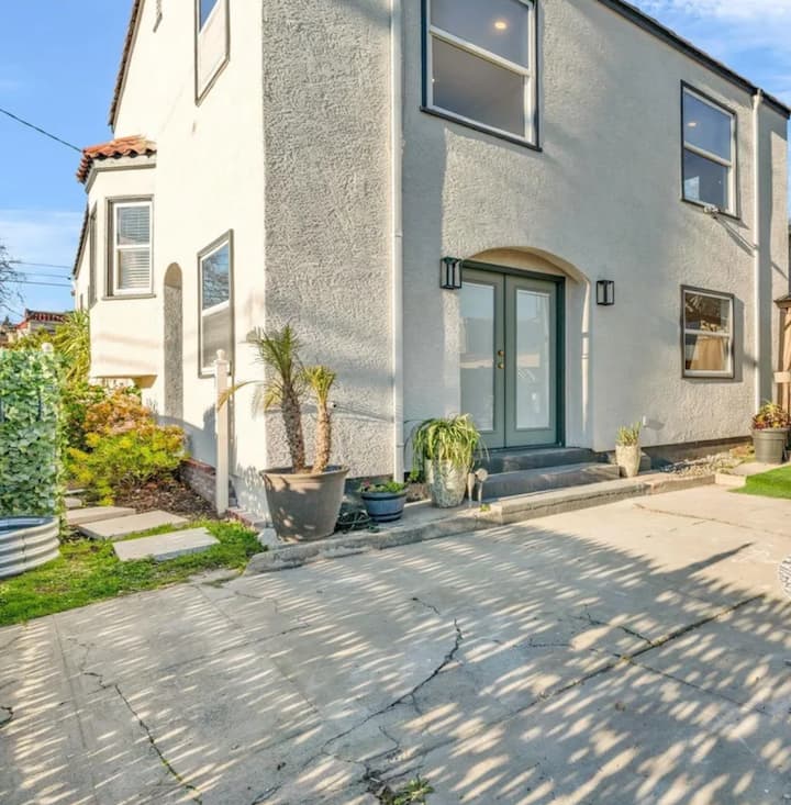 Sunny Retreat Near Mills College & Laurel District - Oakland, CA