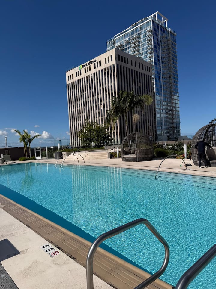 Luxury 2br | Pool Gym Free Parking - Los Angeles, CA