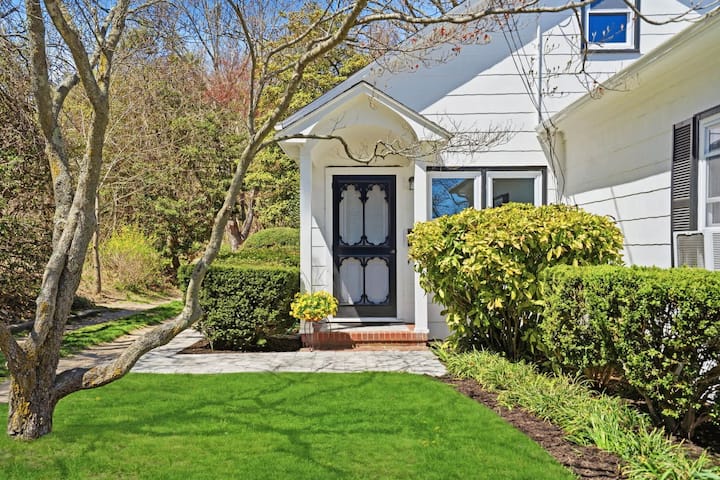 Jamesport Village Cottage | Walk To Grana + Main - Riverhead, NY