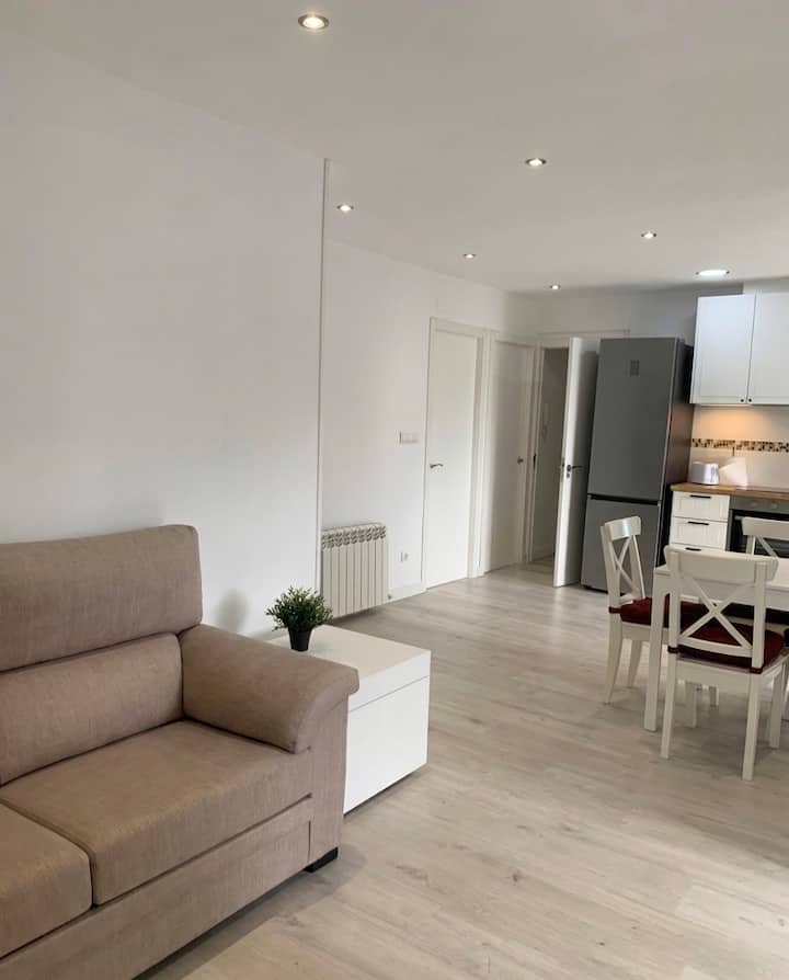 Apartamento Planta Alta Con Piscina · 6 Huéspedes - Ponferrada