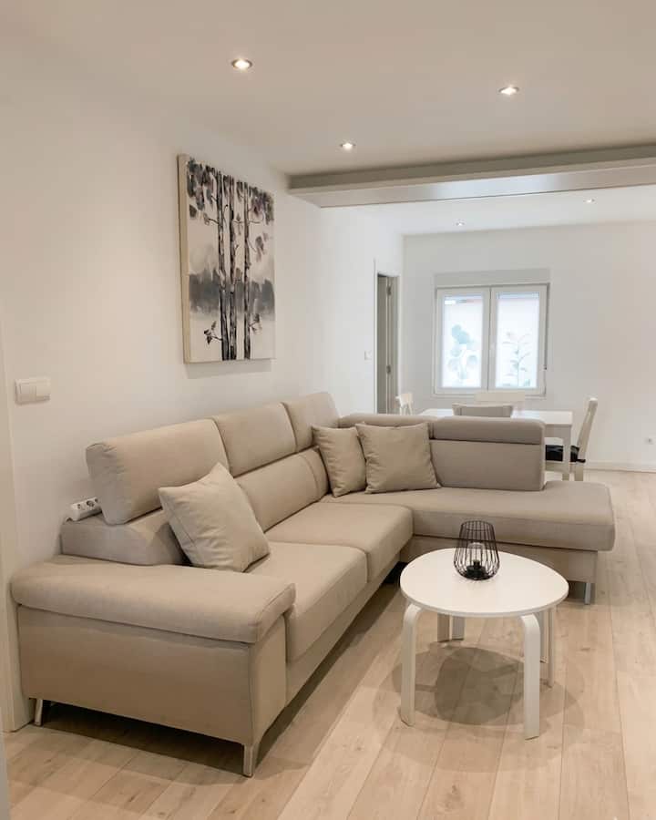 Apartamento Planta Baja Con Piscina · 4 Huéspedes - Ponferrada