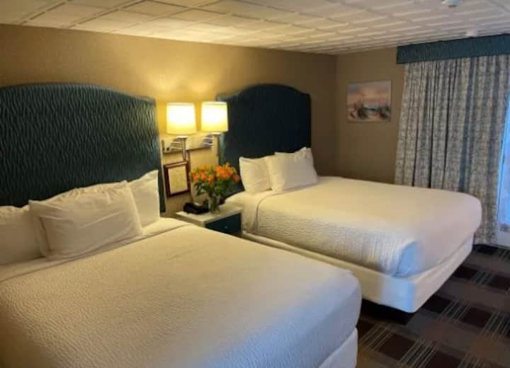 Two Queen Beds + Breakfast Near Dock Square - Kennebunk, ME