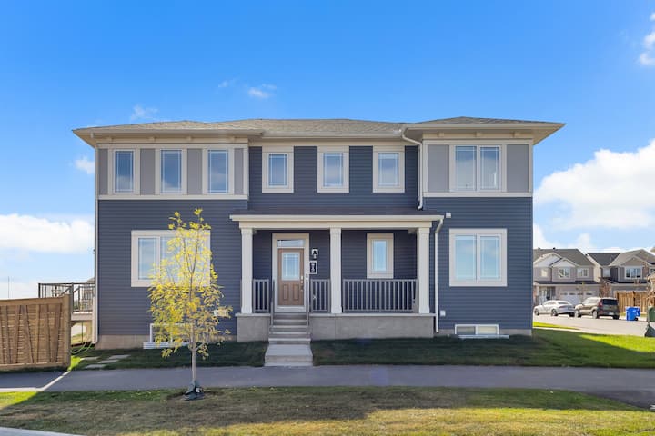 Family Retreat Near Yyc Airport | Sleeps 10 - Airdrie
