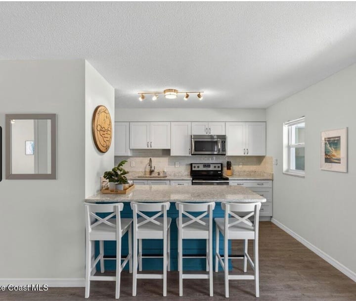 Rocket View & Walk To The Beach Immaculate Condo - Cape Canaveral, FL