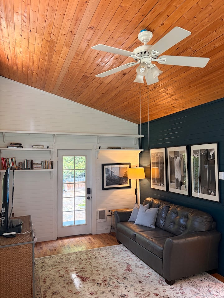 Peaceful Cottage Retreat • Near Langley - Langley, WA