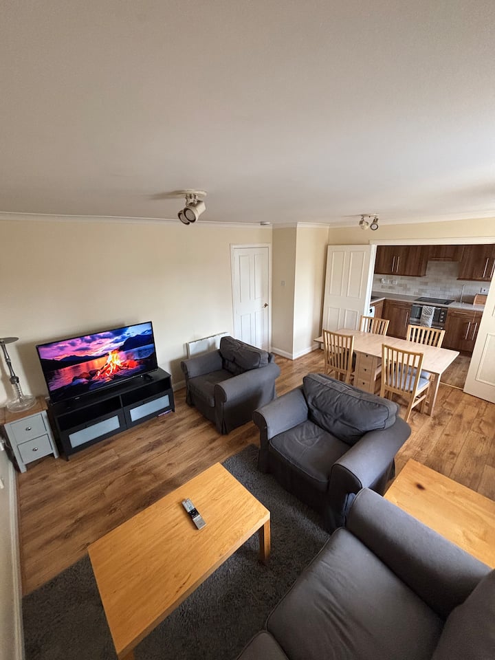 Cozy 2br Haymarket Flat | Private Gated Compound - Edinburgh, UK