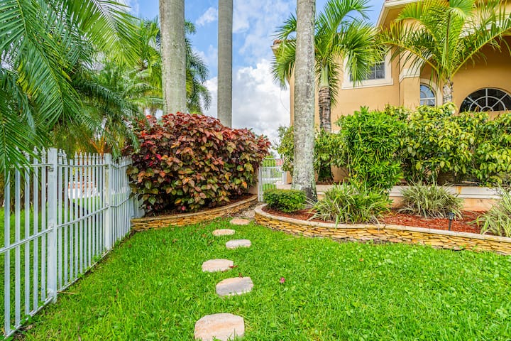 Suite For 2 With Lake Views /Well Located - Miramar, FL