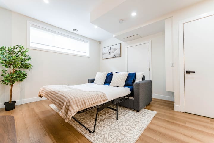 Luxury Retreat Near Dt W/ King Bed + Free Parking - Calgary
