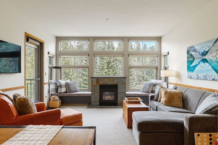 Three Sisters Retreat With A Pool +Mountain Views - Alberta