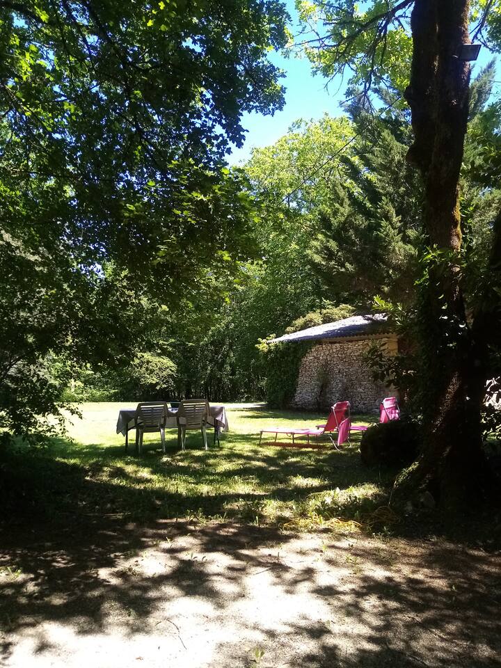 Maison En Pierre, Située Sur Un Bel Emplacement. - Biron