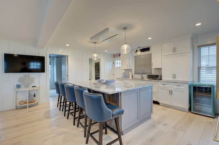 Walk To The Beach! Extra Garage Hangout Spot! - Westerly, RI
