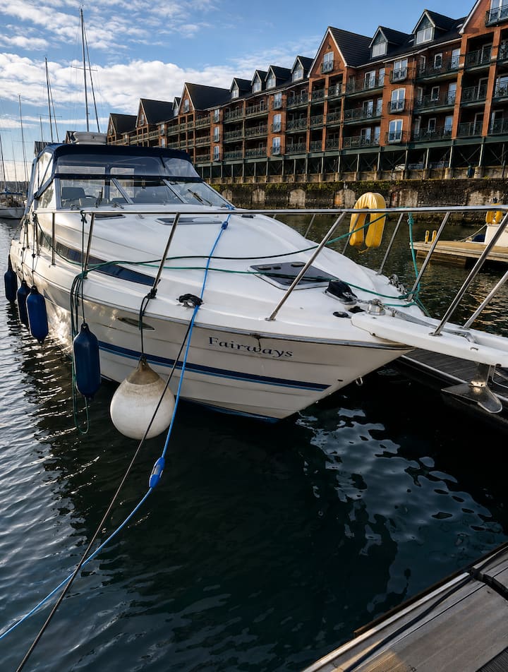 Experience Boat Life In Liverpool Marina Cosy 2bd - Liverpool, UK