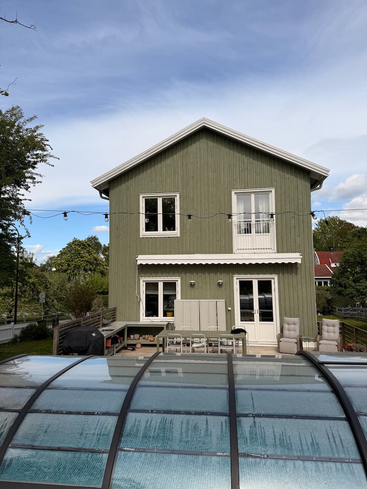 Charmig Poolvilla Nära Stan - Estocolmo