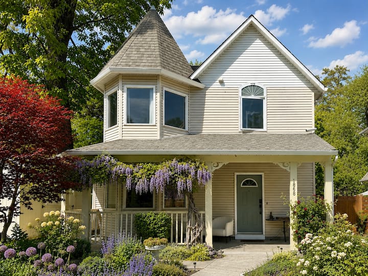 Quaint Quiet Creekside Victorian Adjacent Downtown - Kelowna