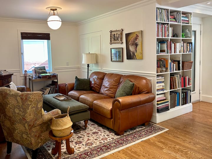 Quaint Quiet Creekside Victorian Adjacent Downtown - Kelowna